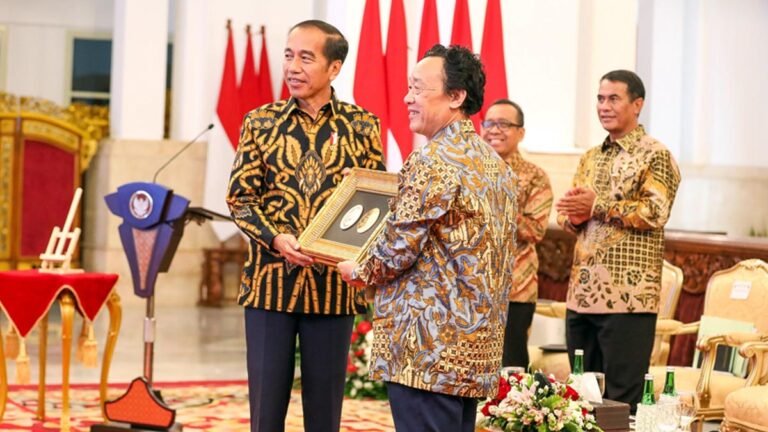 Palm Oil Magazine - President Jokowi Receives Agricola Medal Award from ...