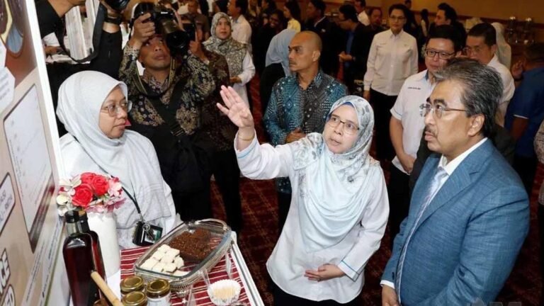 Palm Oil Magazine - MPOB Unveils Red Palm Oil Biscuits and F6 ...